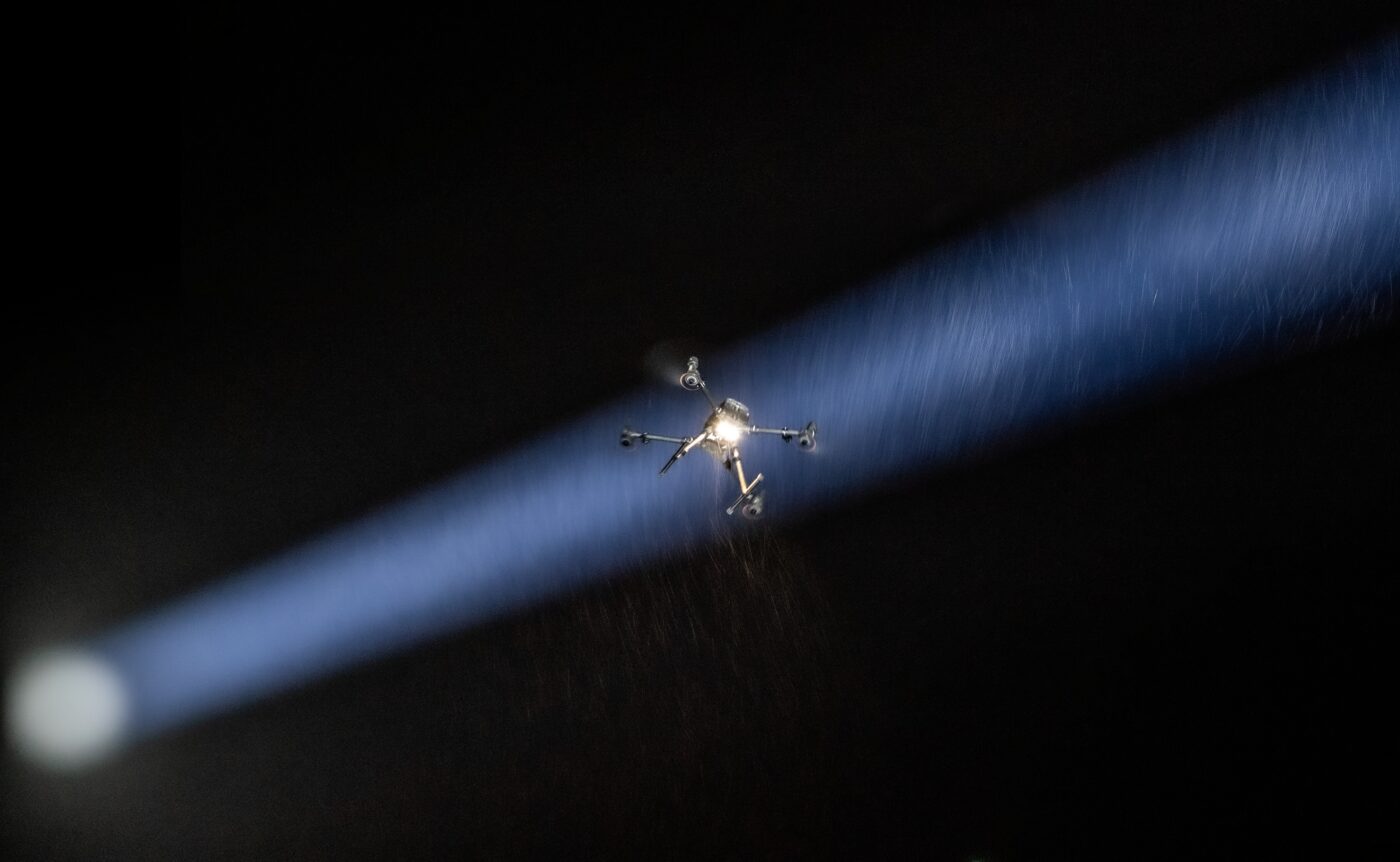 ATOMZA – Nocturne Drones will Drohnen mit Licht „abwehren“